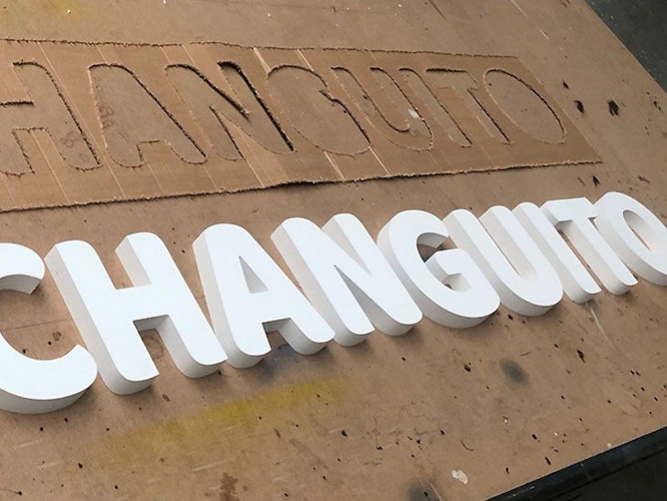 Fabrication d'une enseigne extérieure PVC pour un restaurant - Enseigne ...